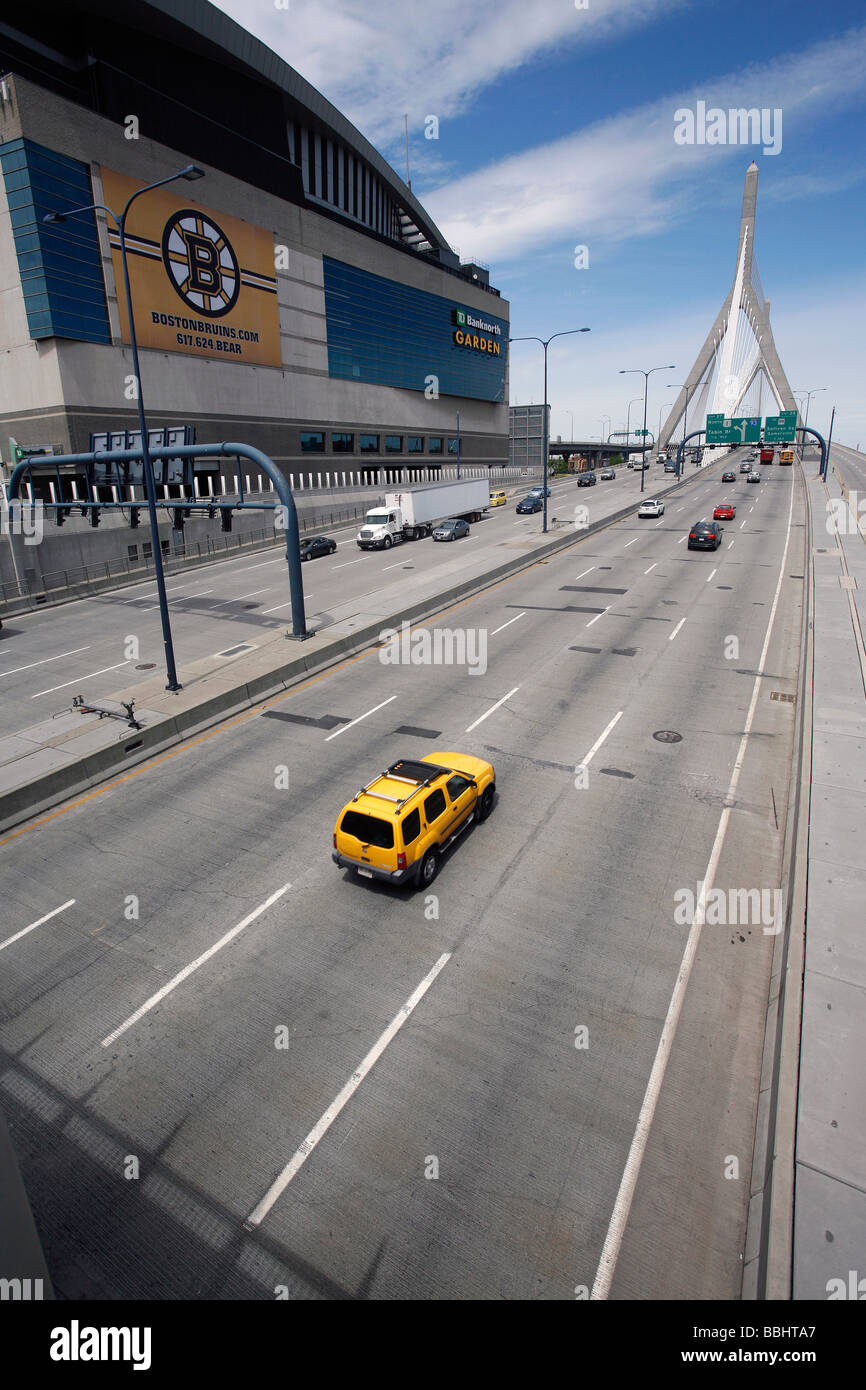 Interstate 93 over the Zakim Bunker Hill Bridge, Boston Garden at left ...
