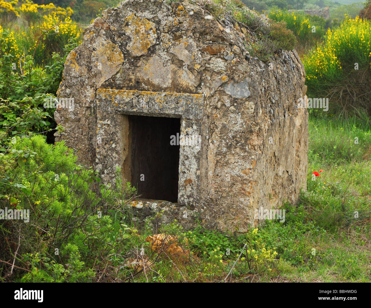 Stone hut hi-res stock photography and images - Alamy