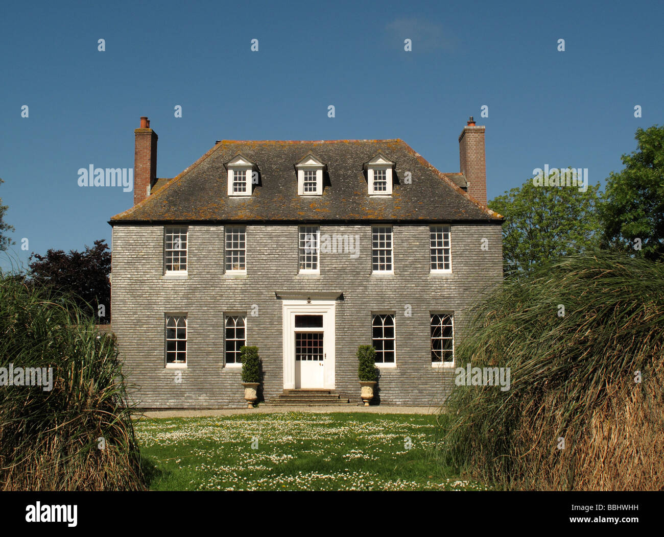 Tile hung house hi-res stock photography and images - Alamy