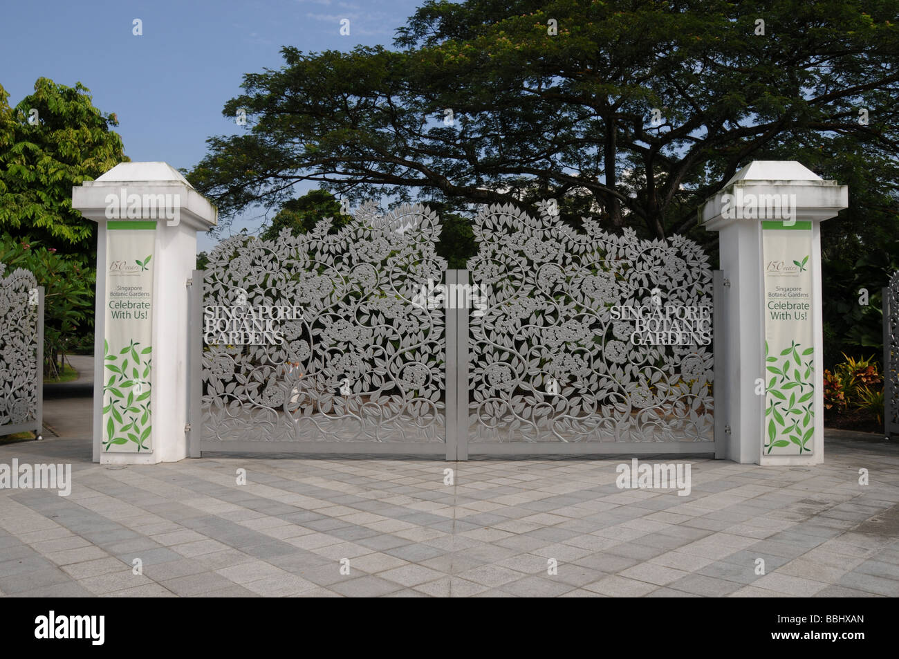 The imposing entrance gates to Singapore's Botanic Gardens from Napier ...