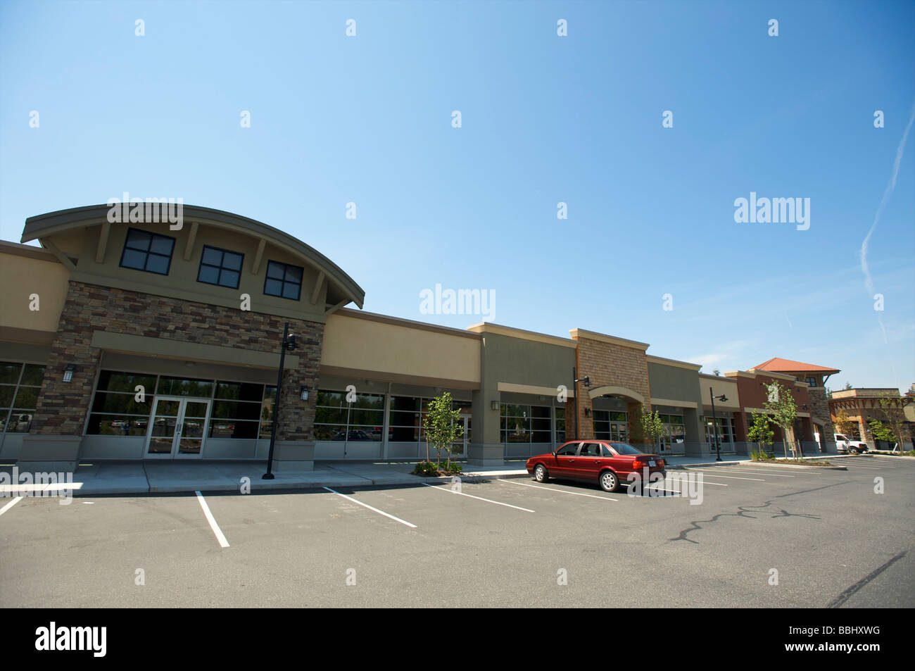 Empty mall hi-res stock photography and images - Alamy