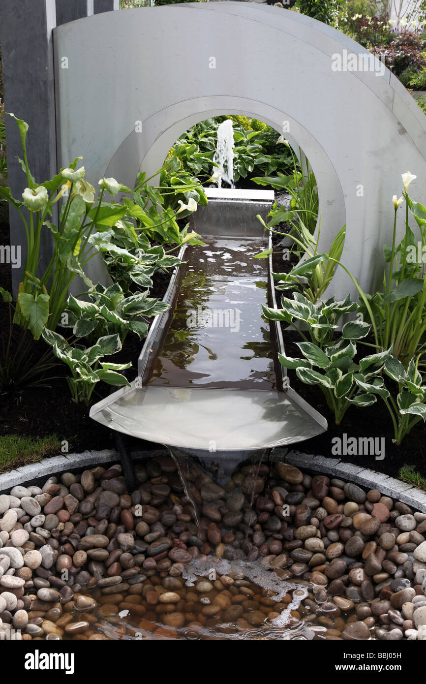 Garden water feature hi-res stock photography and images - Alamy