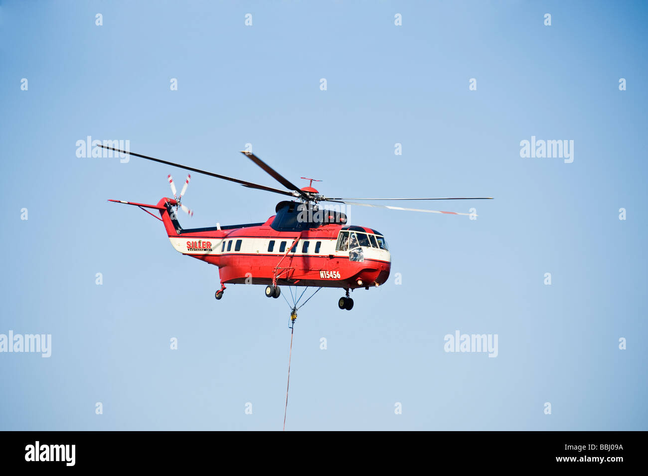 Water dropping helicopter hi-res stock photography and images - Alamy