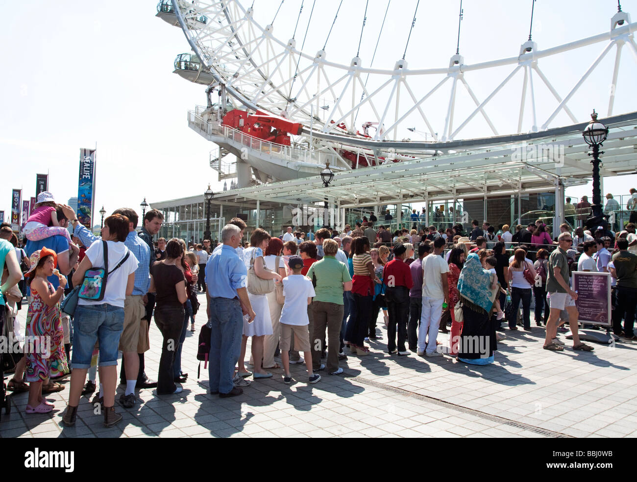 Tourists que to ride on London Eye UK Stock Photo - Alamy