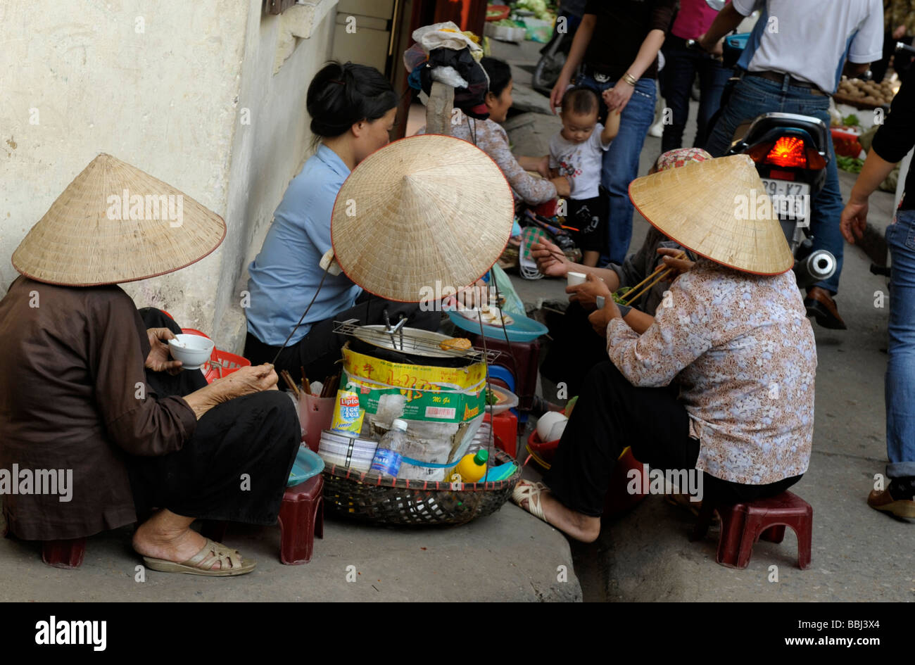 mobile noodle shop in old Quarter, Hanoi, Vietnam Stock Photo - Alamy