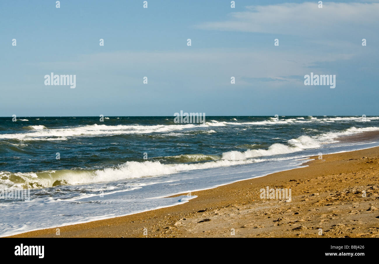 Empty sandy beach ocean waves hi-res stock photography and images - Alamy