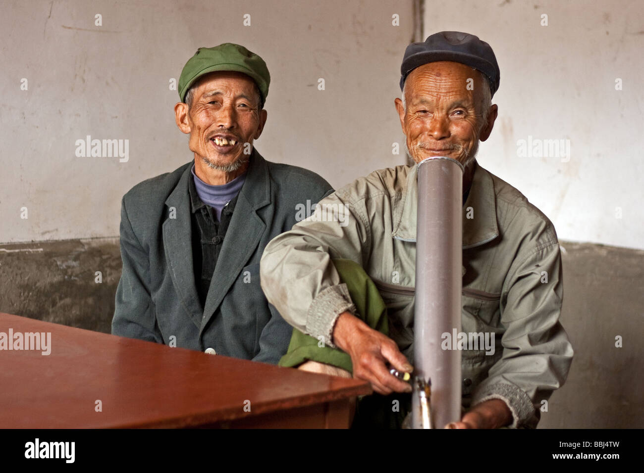 Couple of old Han Chinese men enjoying a smoke, Yunnan, China Stock ...