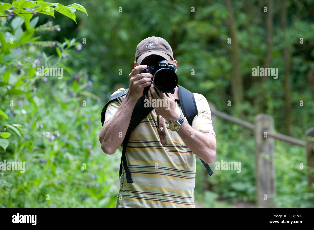 Man using digital slr camera Stock Photo - Alamy