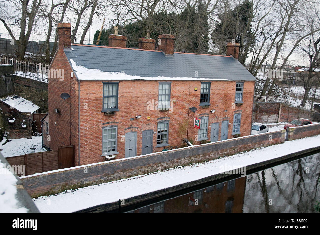 English canal lockkeeper cottage hi-res stock photography and images ...