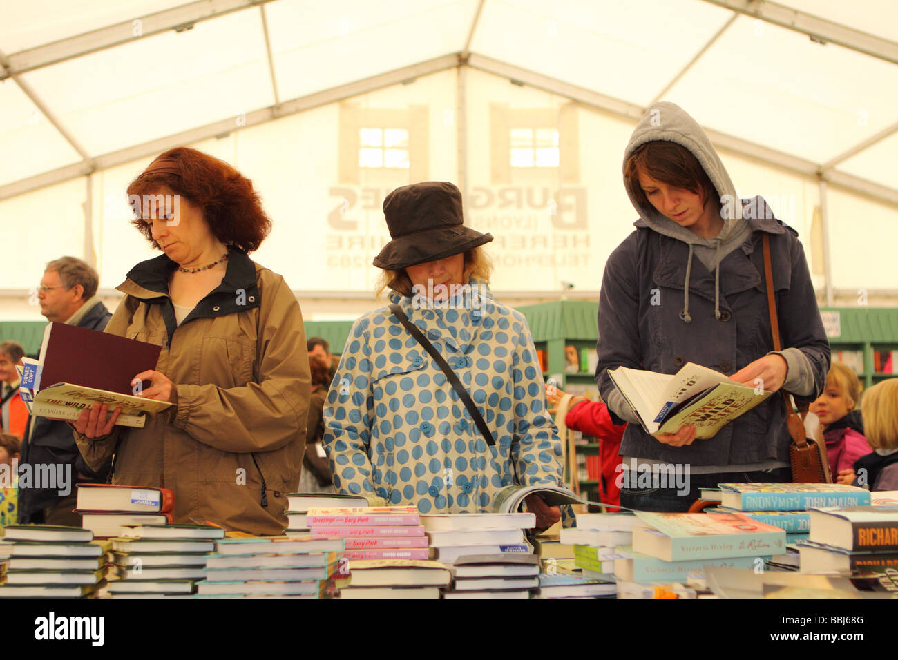 Bookshop browsing hi-res stock photography and images - Alamy