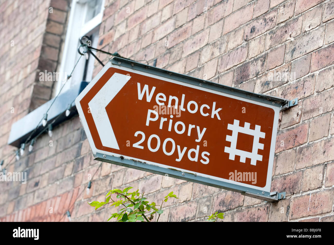 Brown tourist attraction sign hi-res stock photography and images - Alamy