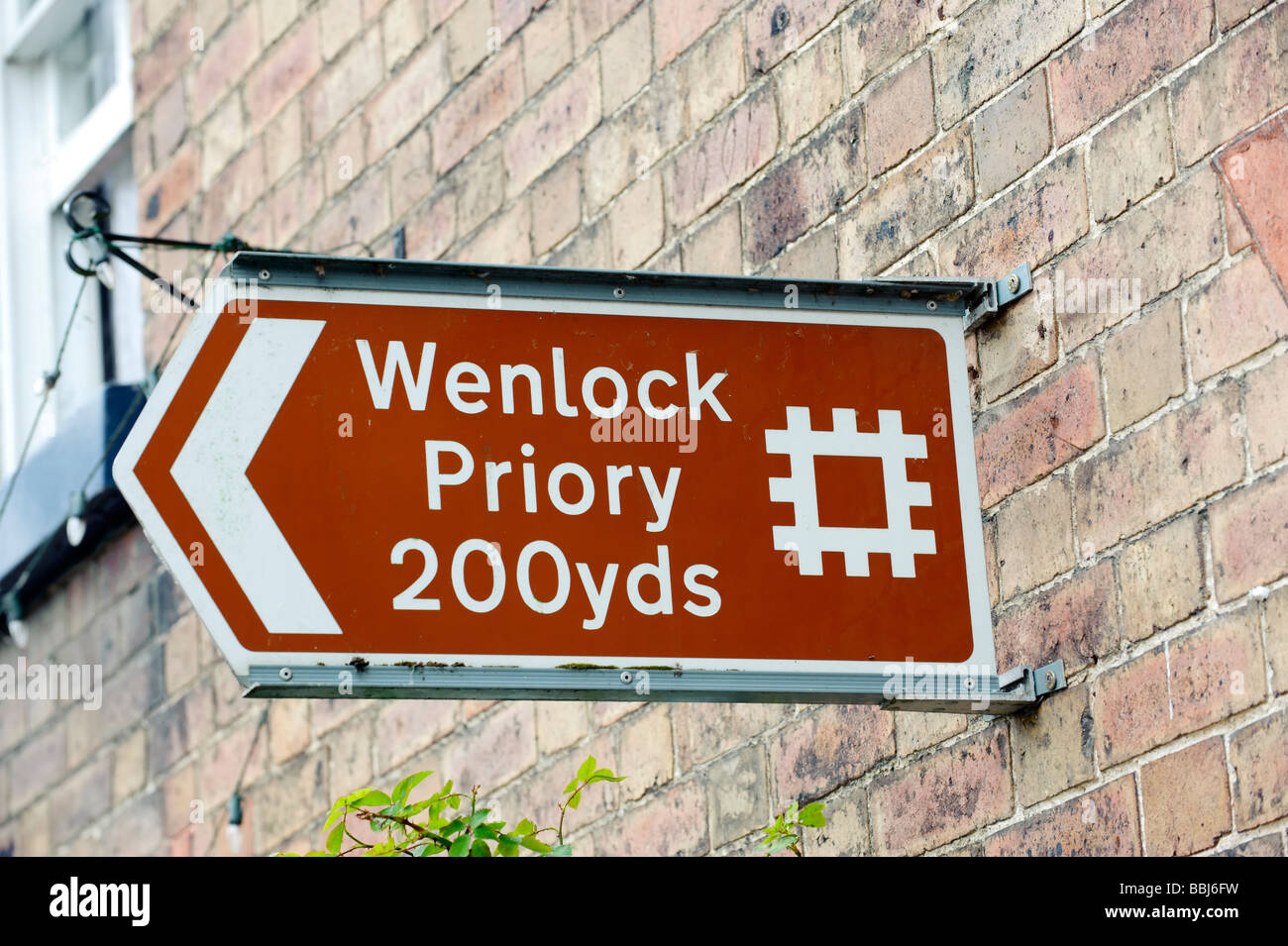 Brown tourist attraction sign hi-res stock photography and images - Alamy