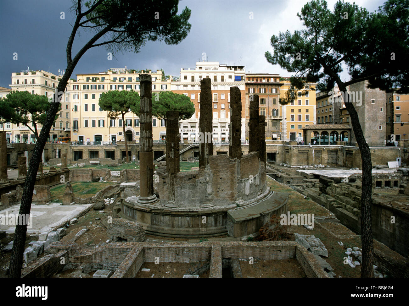 Circular temple hi-res stock photography and images - Alamy
