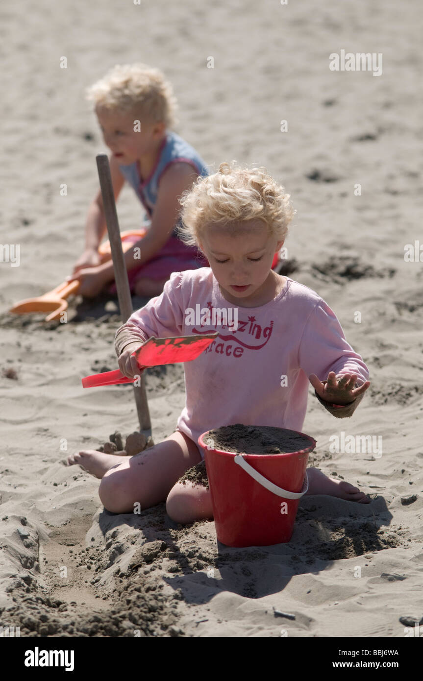 Kids playing on sands small hi-res stock photography and images - Alamy
