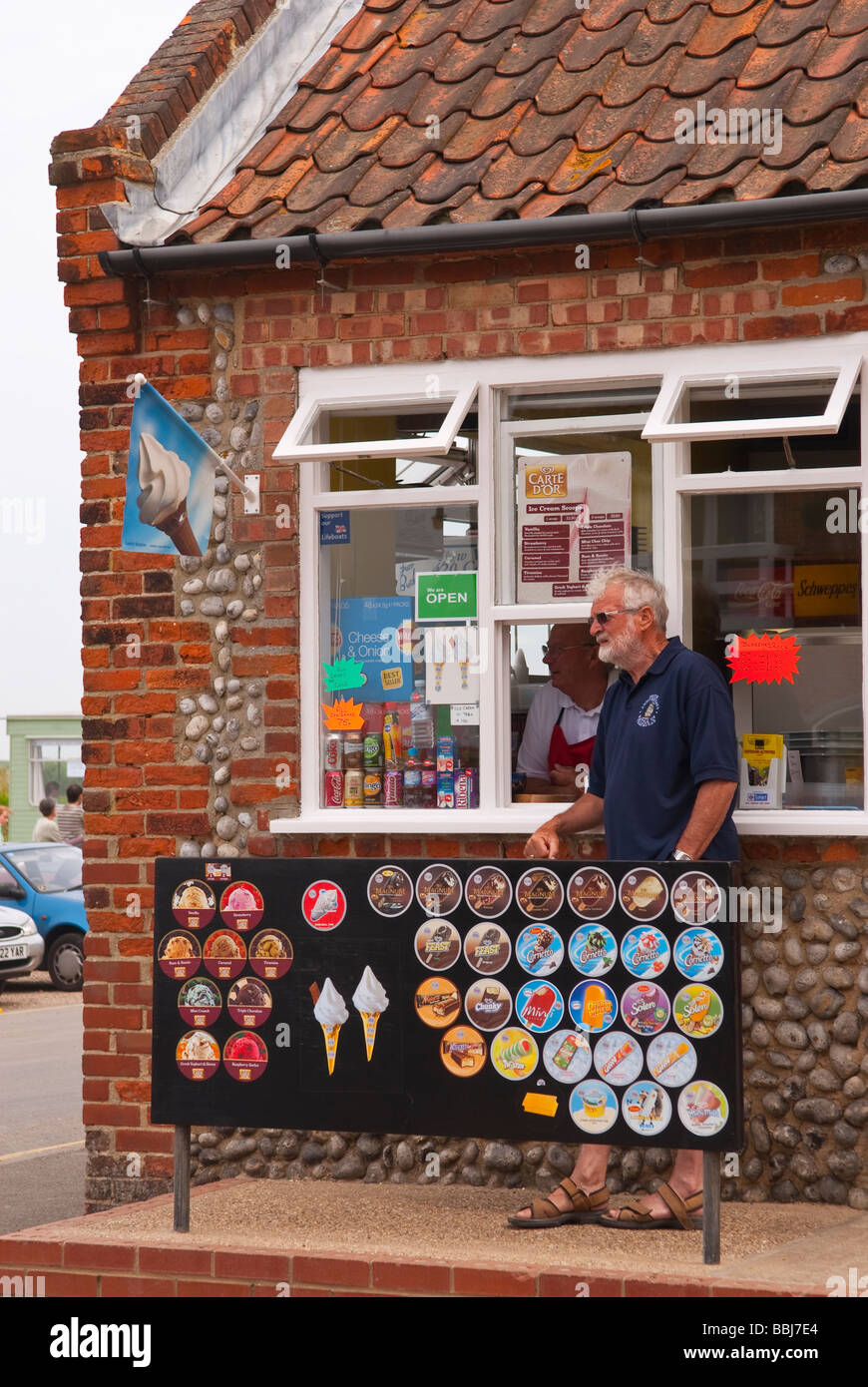 The small ice cream and drink shop store at Blakeney Point North ...