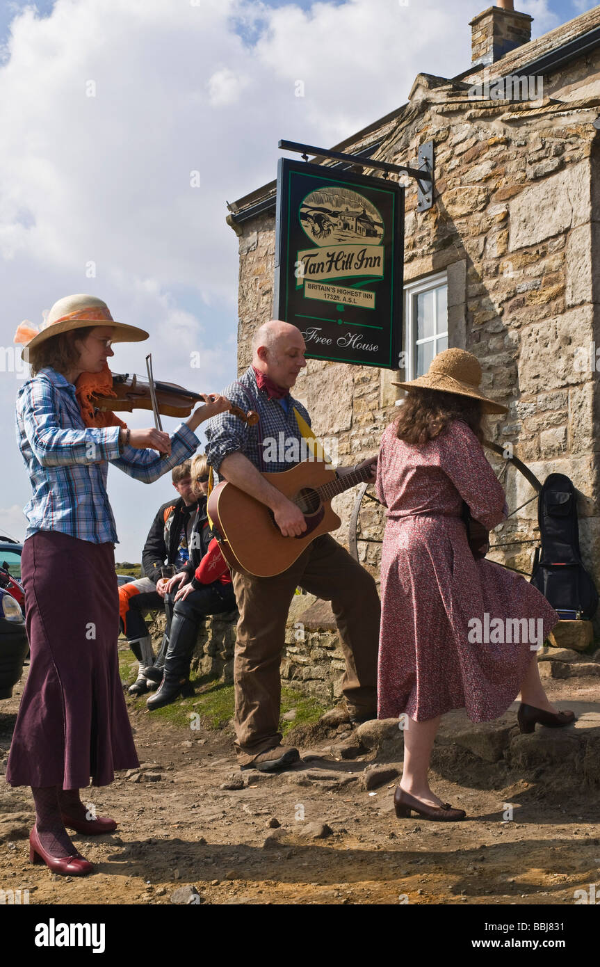 dh Tan Hill Inn TAN HILL NORTH YORKSHIRE Musicians playing outside pub ...