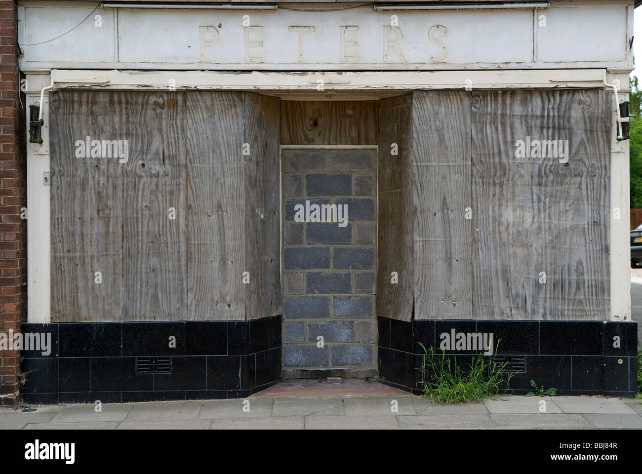 Boarded bricked up hi-res stock photography and images - Alamy