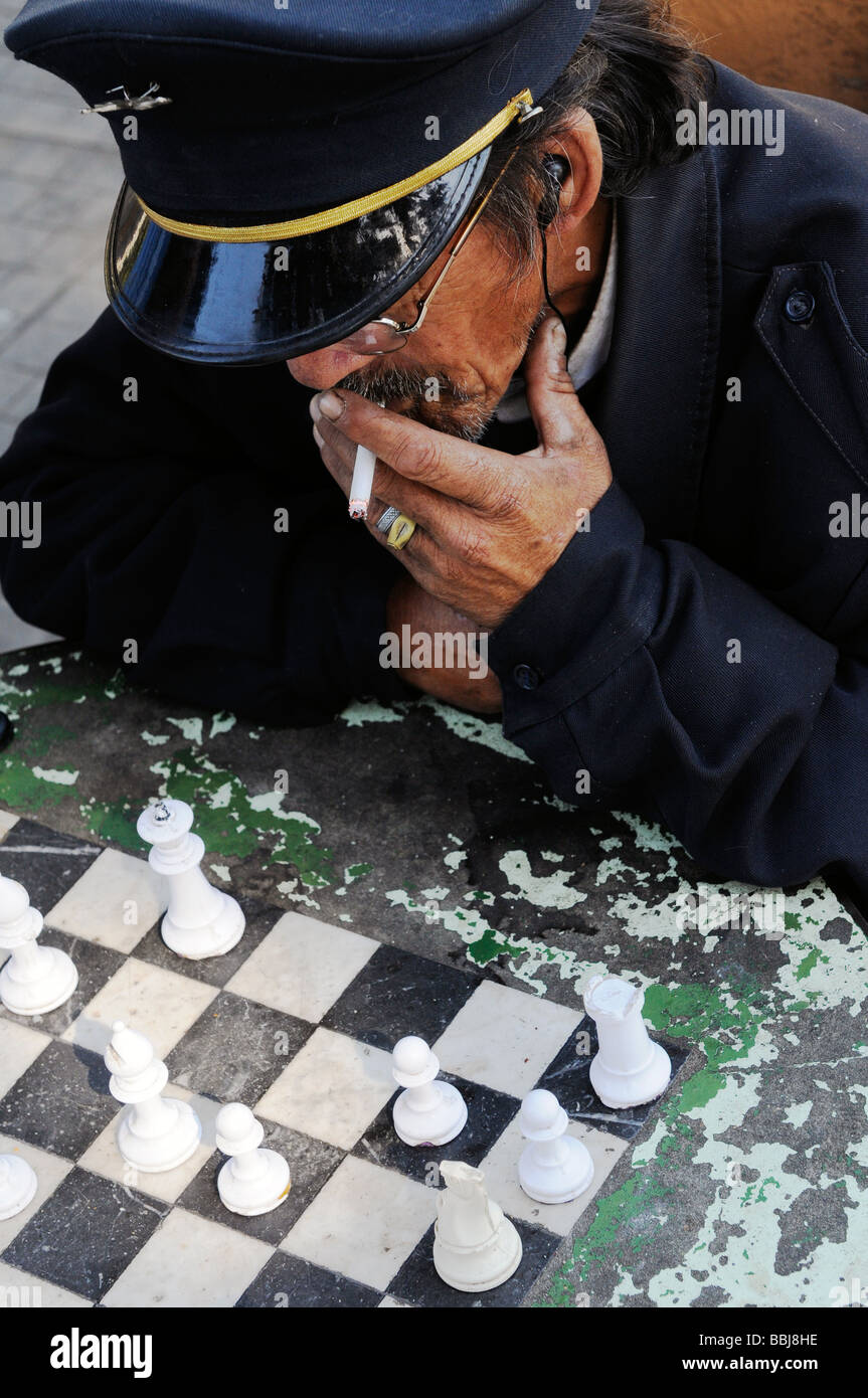 Smoking chess hi-res stock photography and images - Alamy