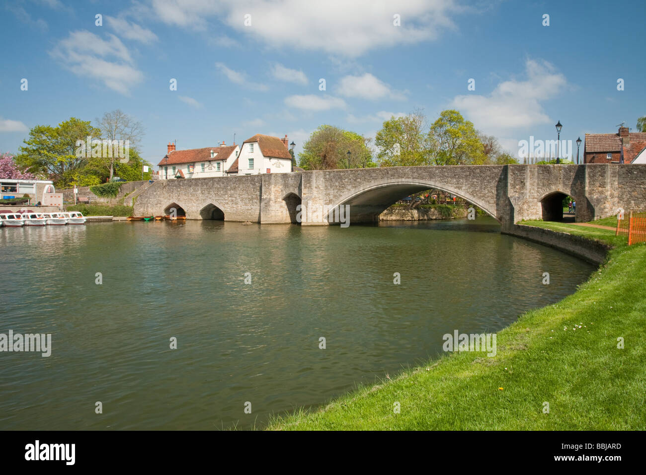 River Thames in the centre of Abingdon looking towards Abingdon Bridge ...