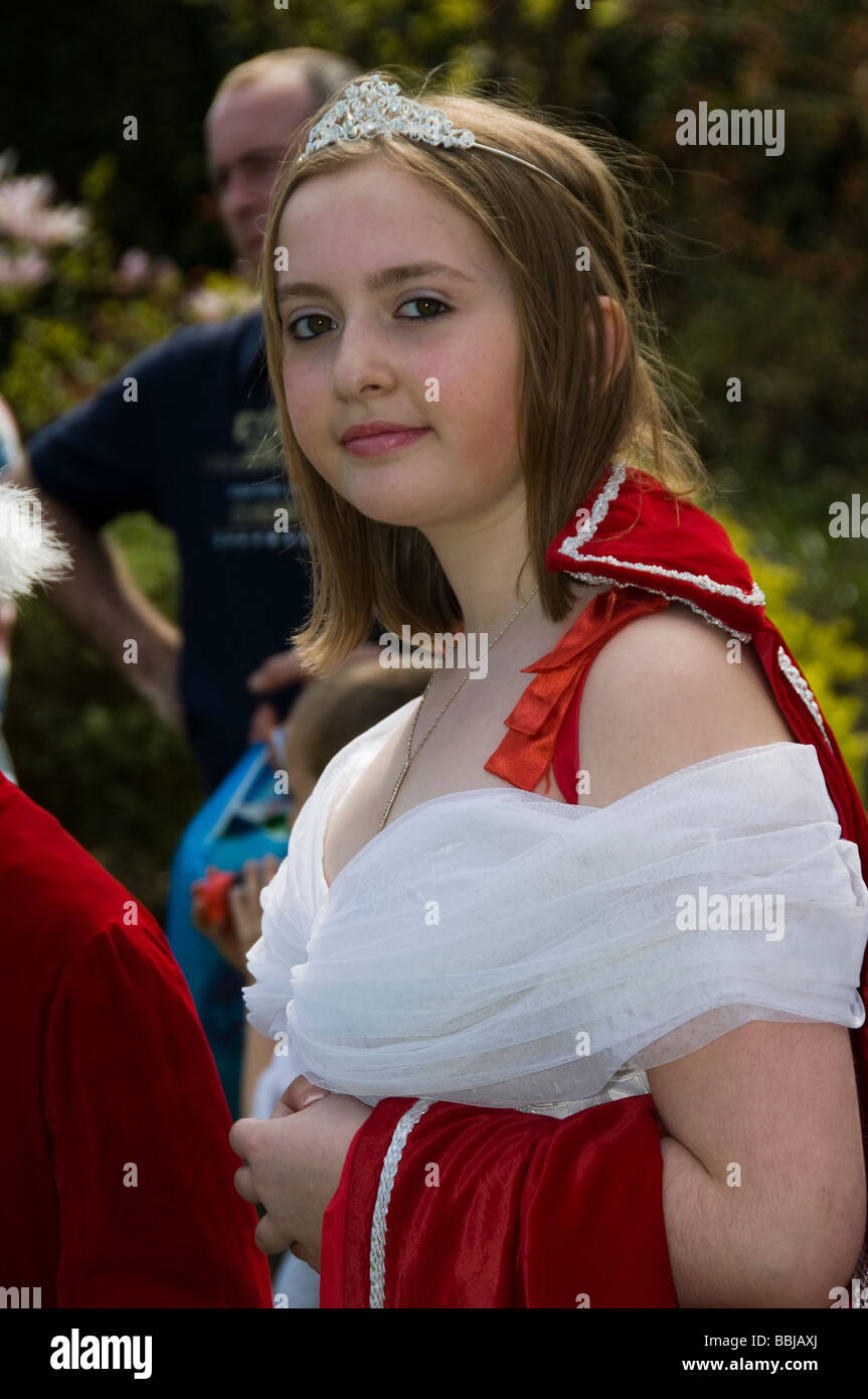 Shortlands May Queen waiting for crowining. Bromley area May Queens ...