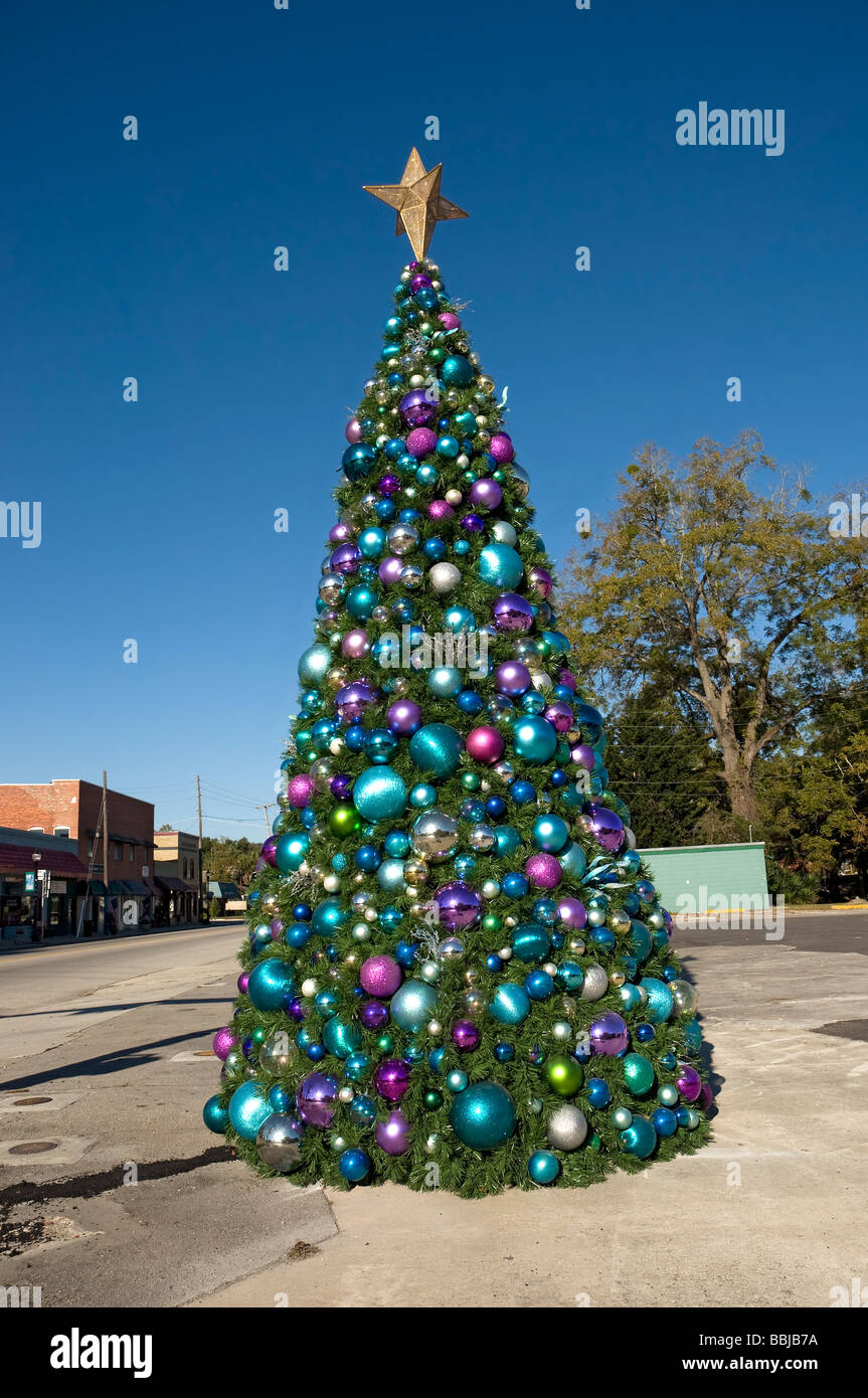 Large outdoor christmas tree hi-res stock photography and images - Alamy