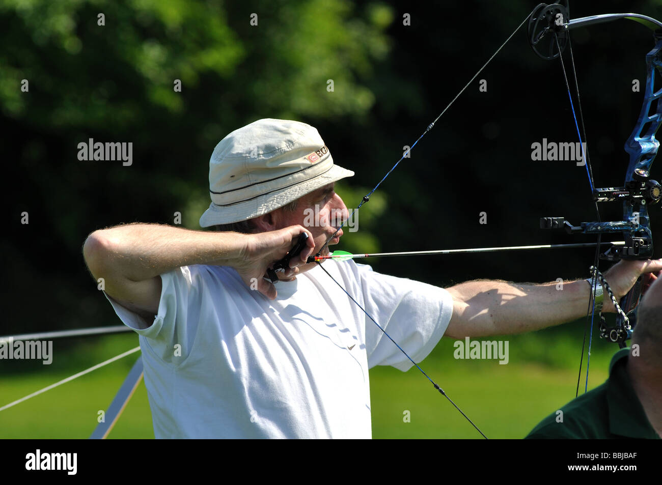 Archer with bow and arrow hi-res stock photography and images - Alamy