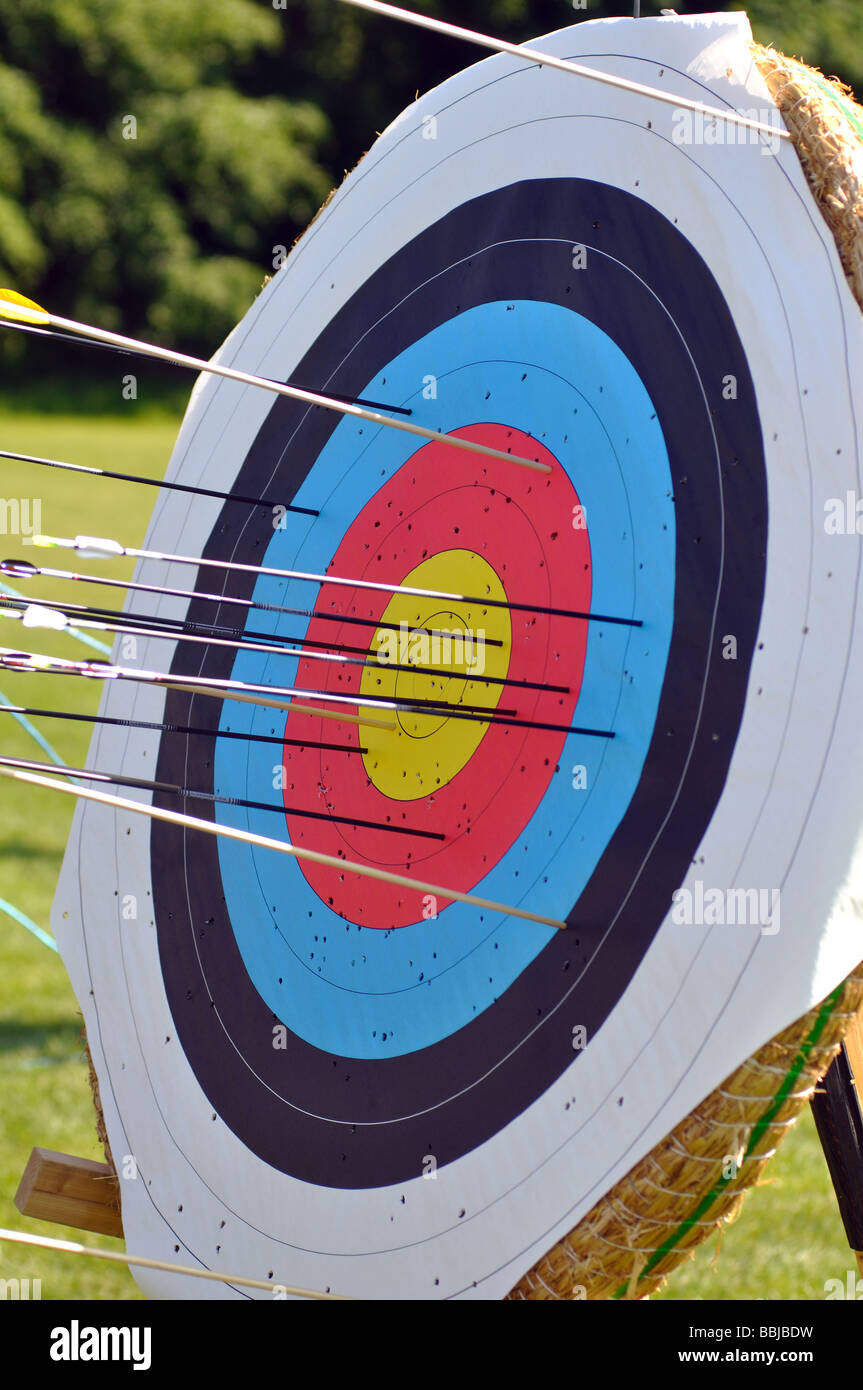Arrows in targets hi-res stock photography and images - Alamy