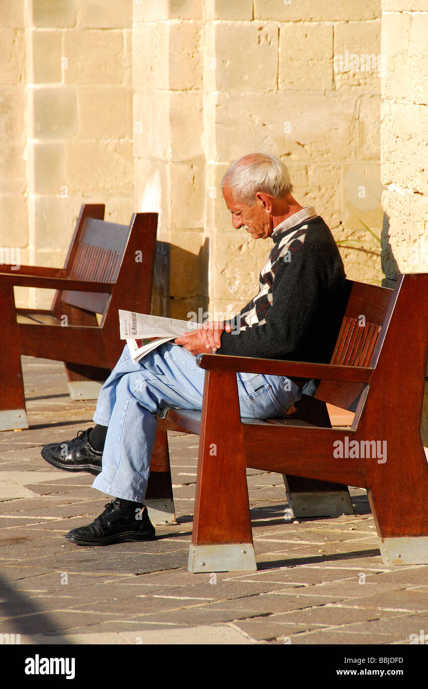Old man sitting on streets reading hi-res stock photography and images ...