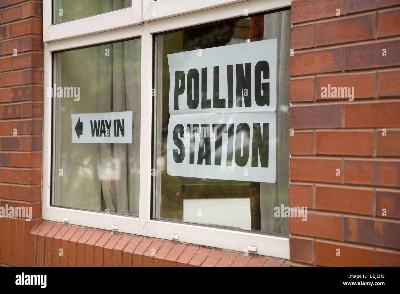 Polling station entrance sign Stock Photo - Alamy