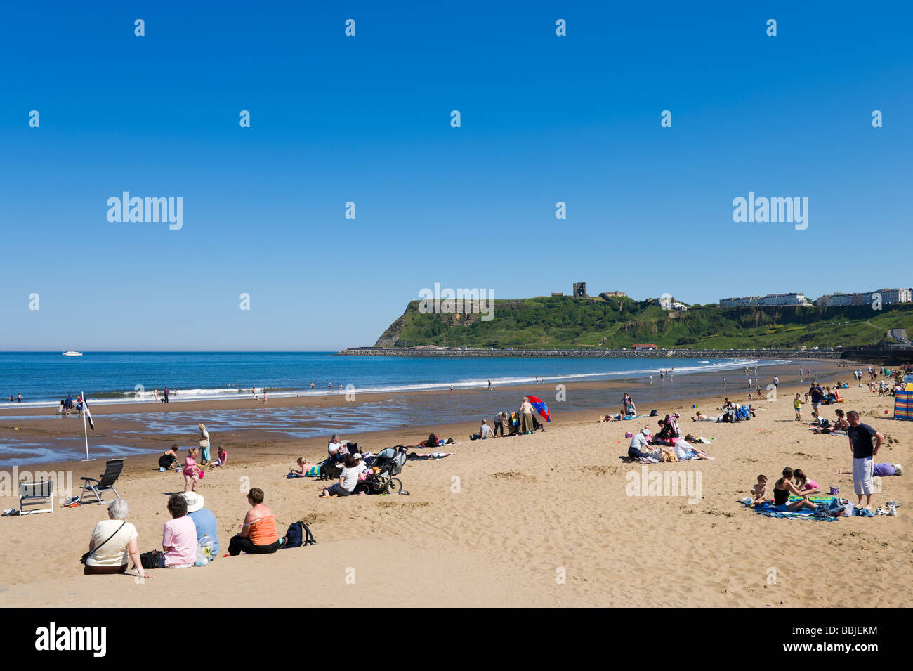 North Bay beach with the castle in the distance, Scarborough, East ...