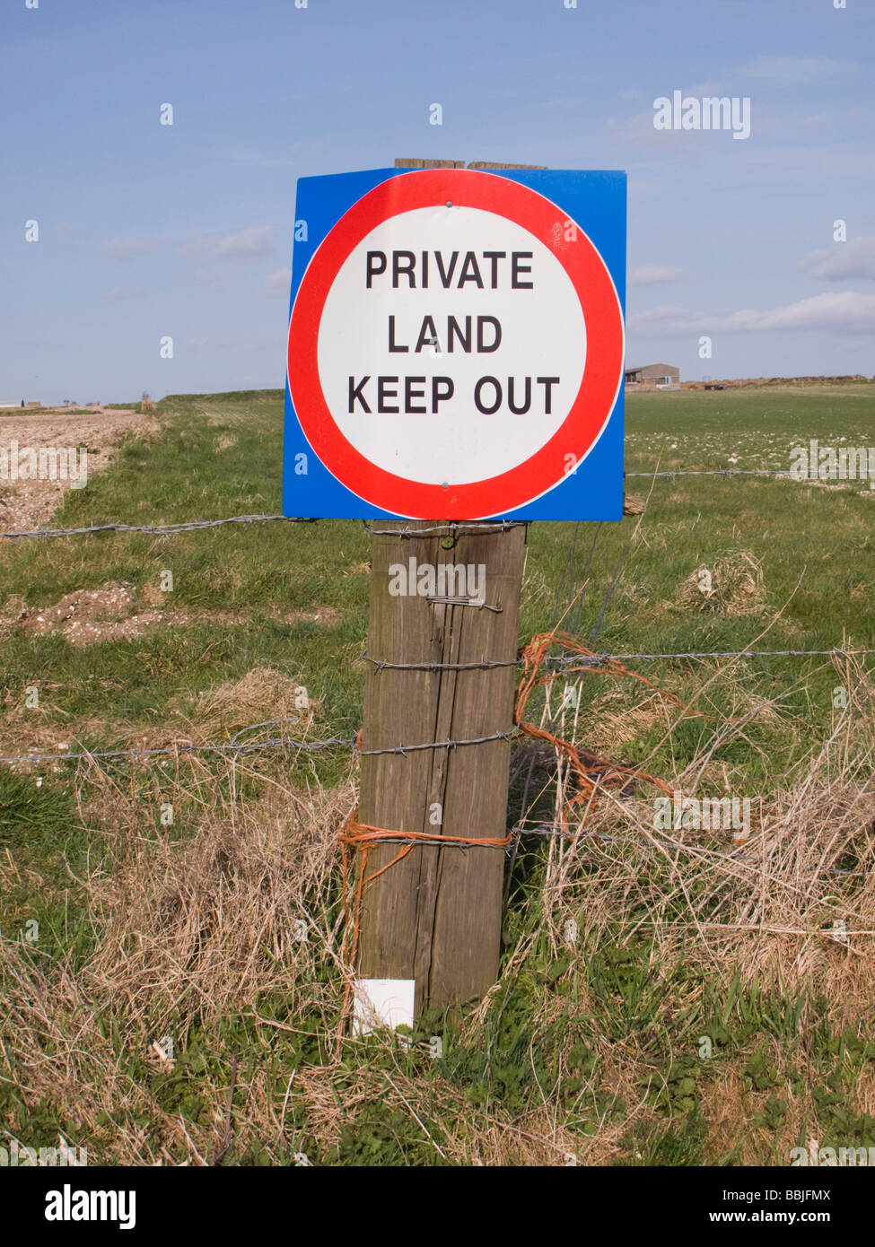 Salisbury plain training area private land keep out sign Stock Photo ...