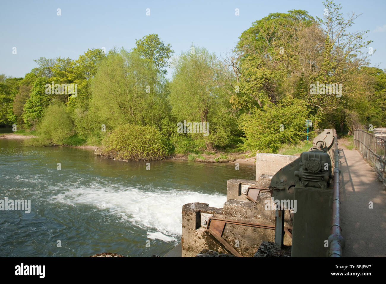 Weir pools at Sutton Pools on the River Thames at Sutton Courtney ...