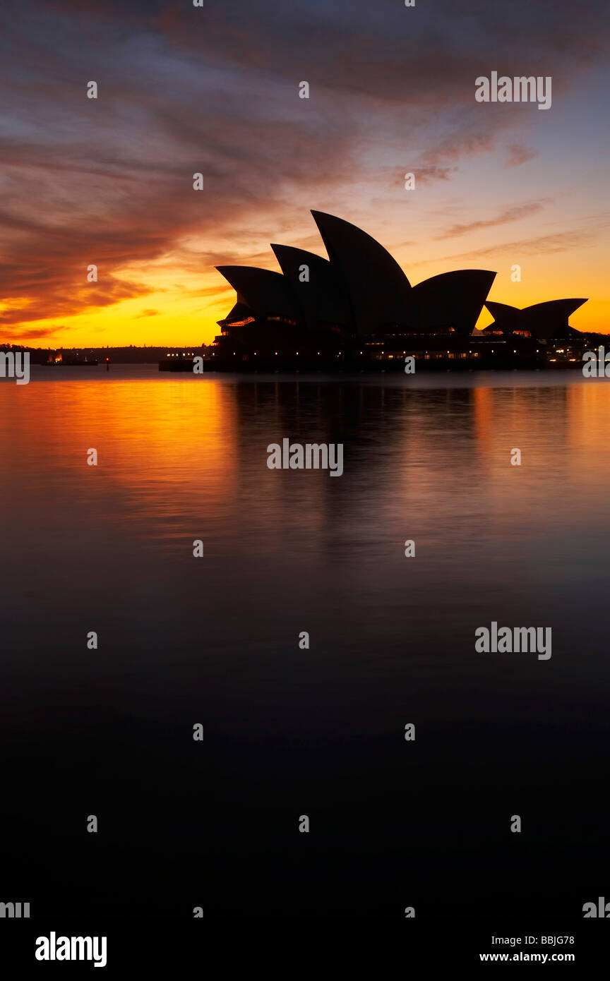 Silhouette of sydney opera house hi-res stock photography and images ...