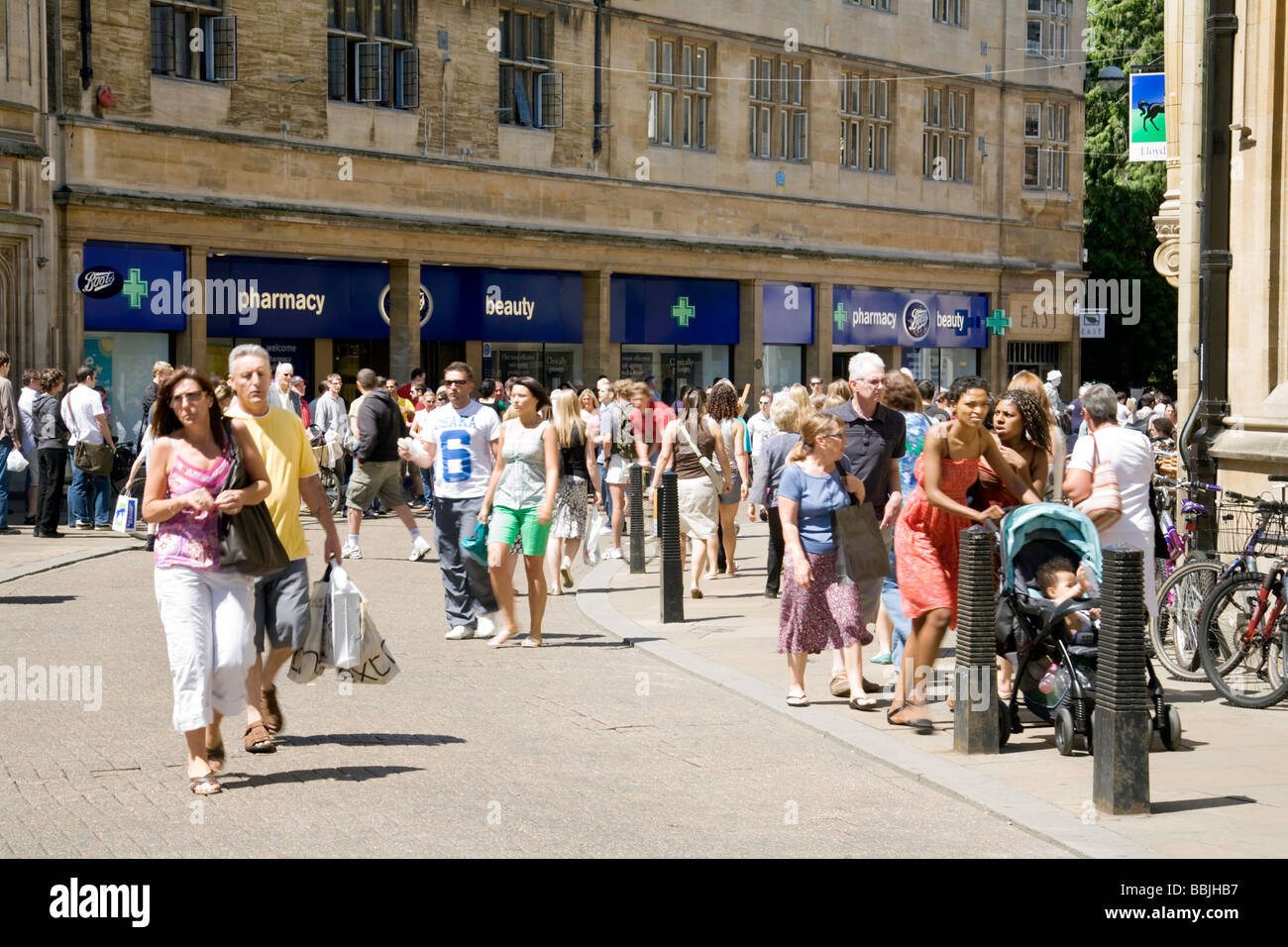 Crowds of shoppers on a sunny day in Sidney Street, Cambridge, UK Stock ...