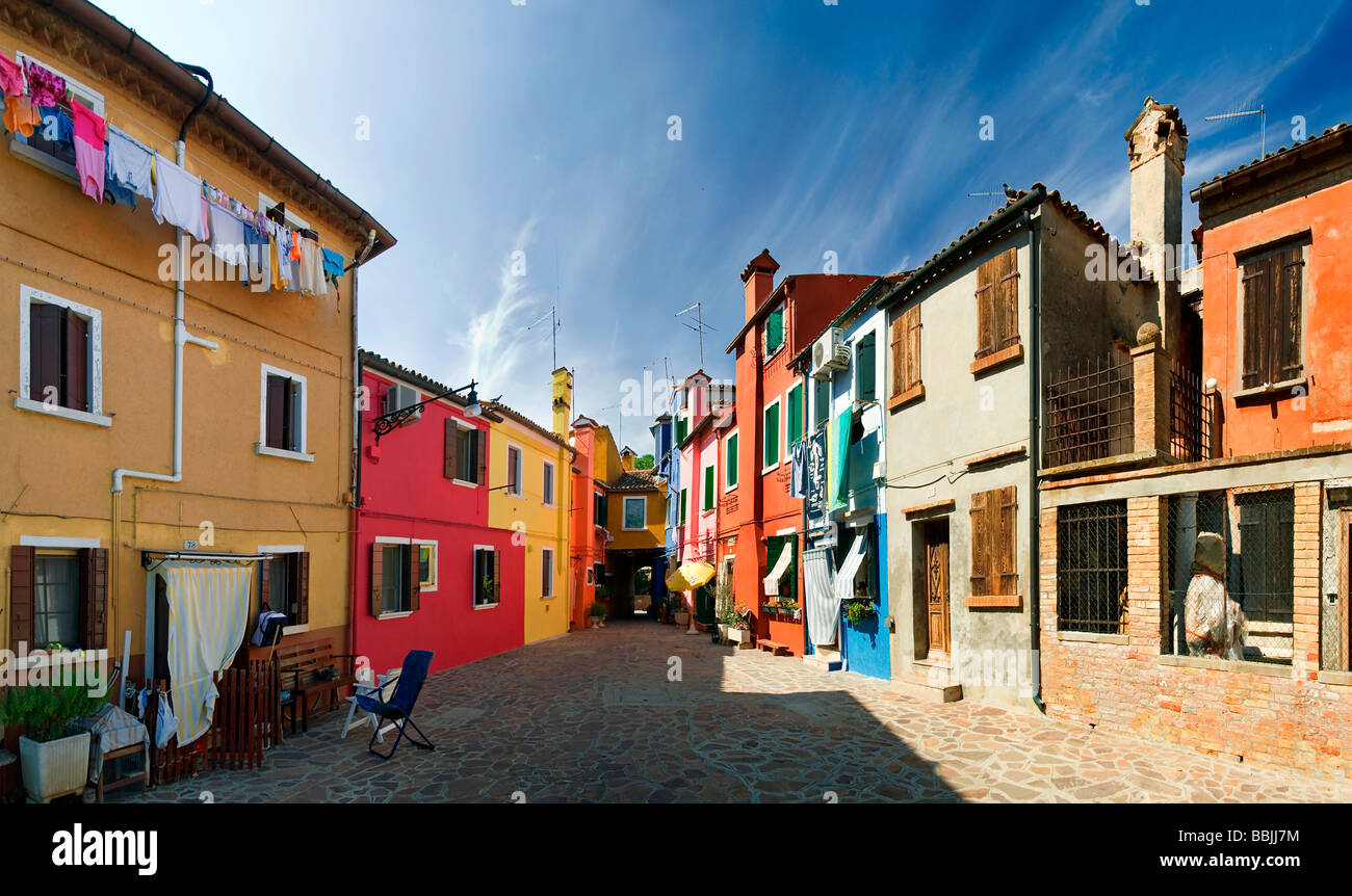 Panoramic view of the city and the colorfully painted houses of Burano ...