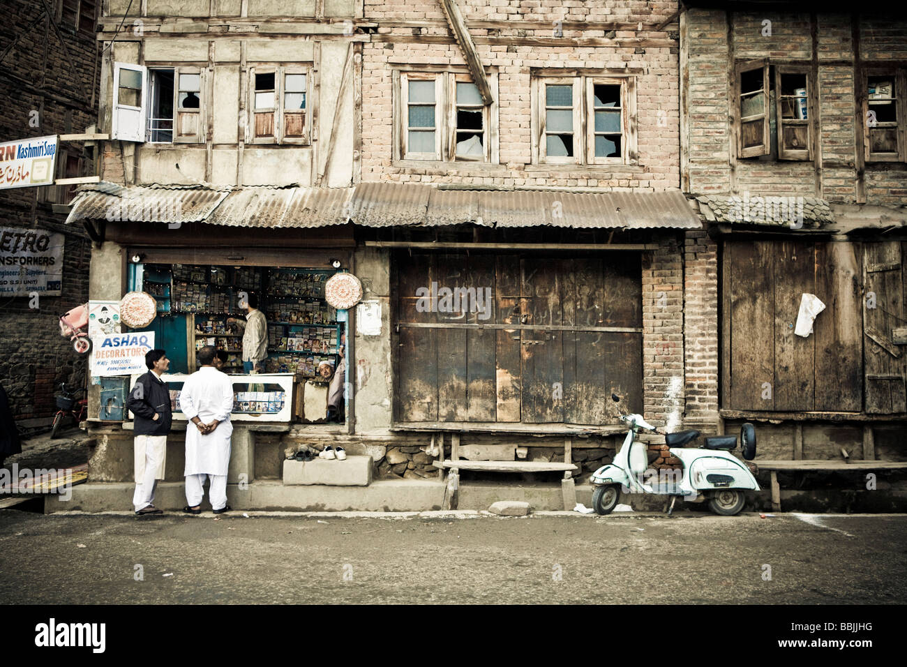 Bad shopfront hi-res stock photography and images - Alamy