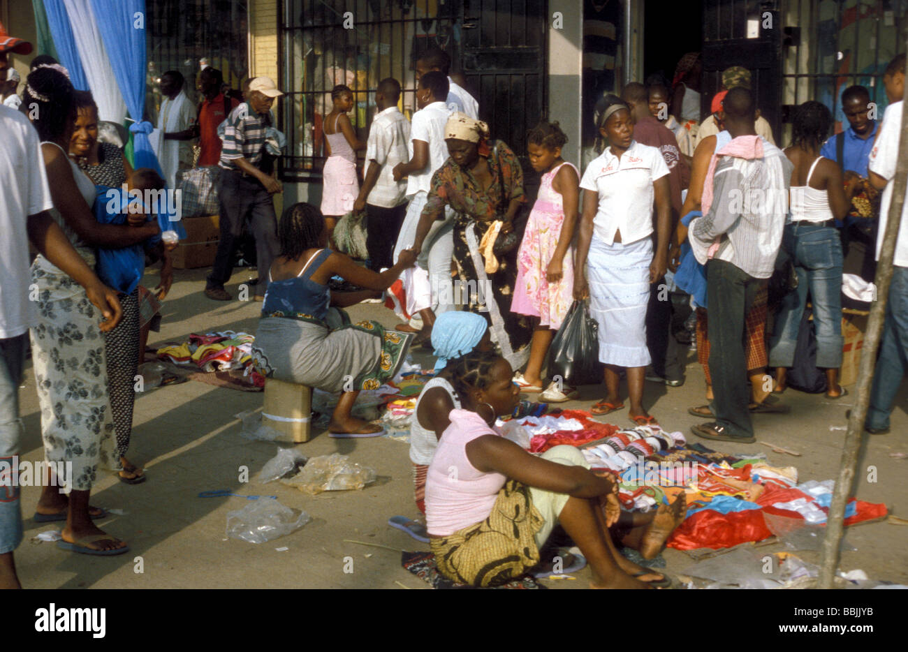 street scene avenida da guerra popular maputo mozambique Stock Photo ...