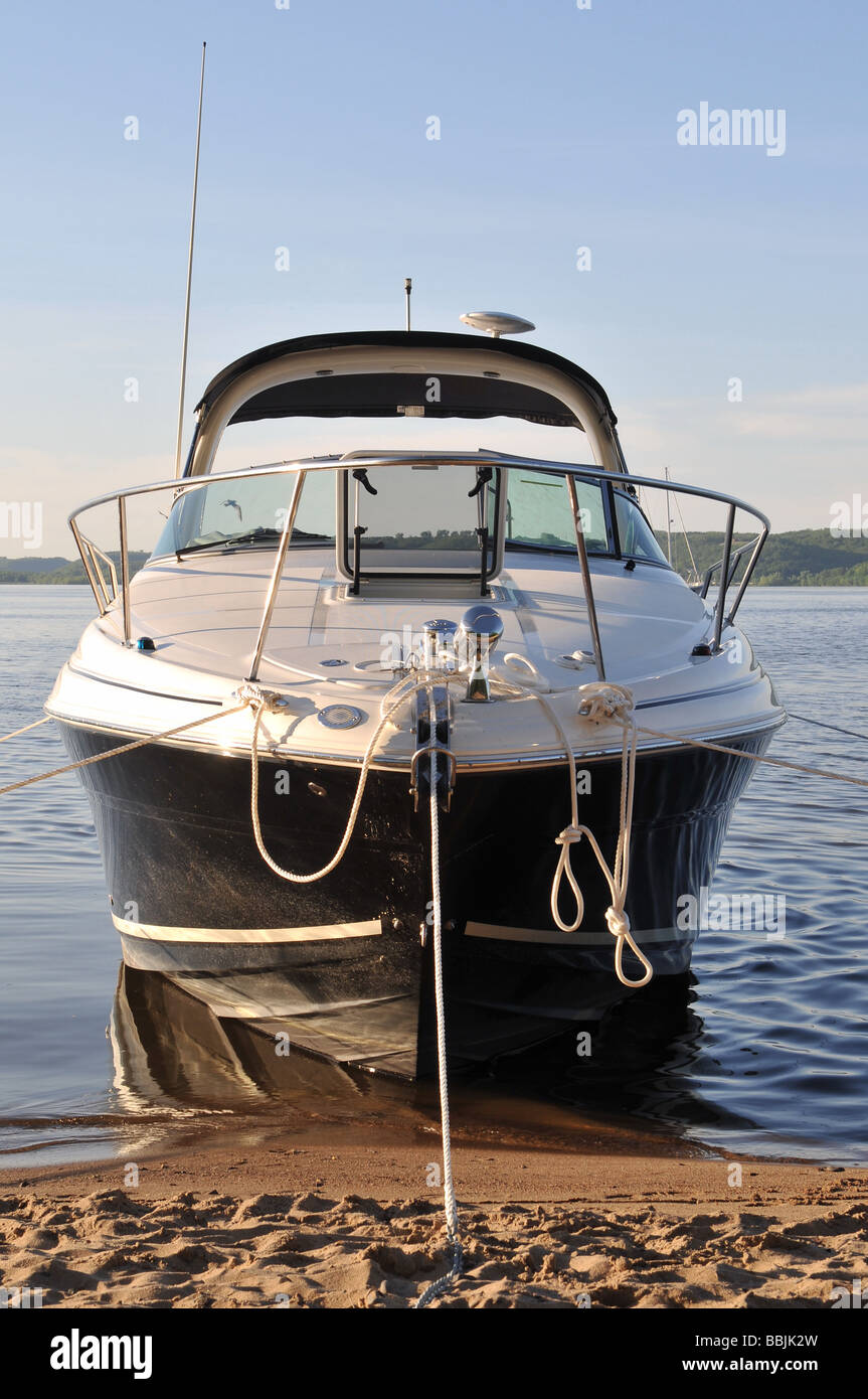 Anchored boat hi-res stock photography and images - Alamy