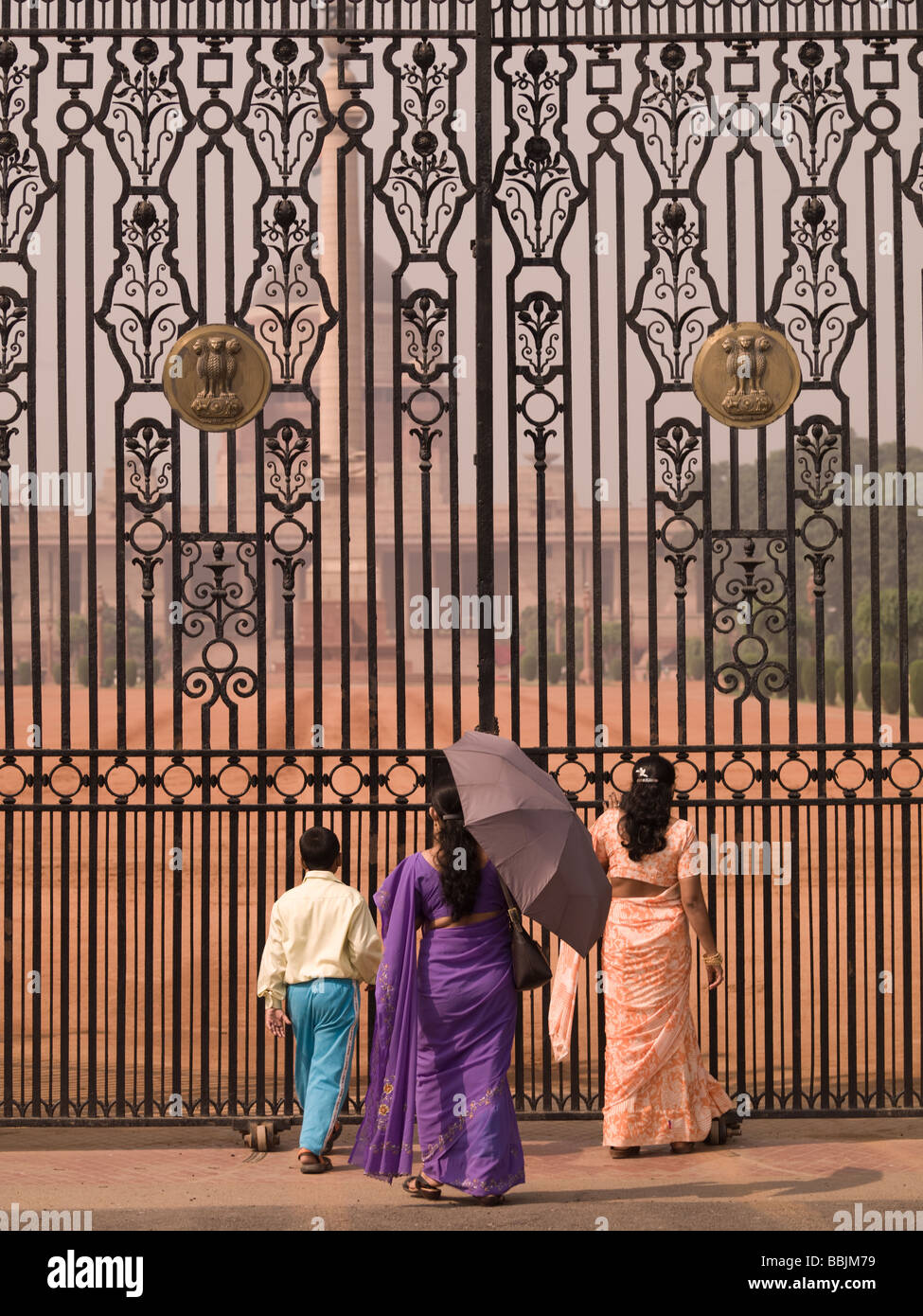 Standing at gate hi-res stock photography and images - Alamy