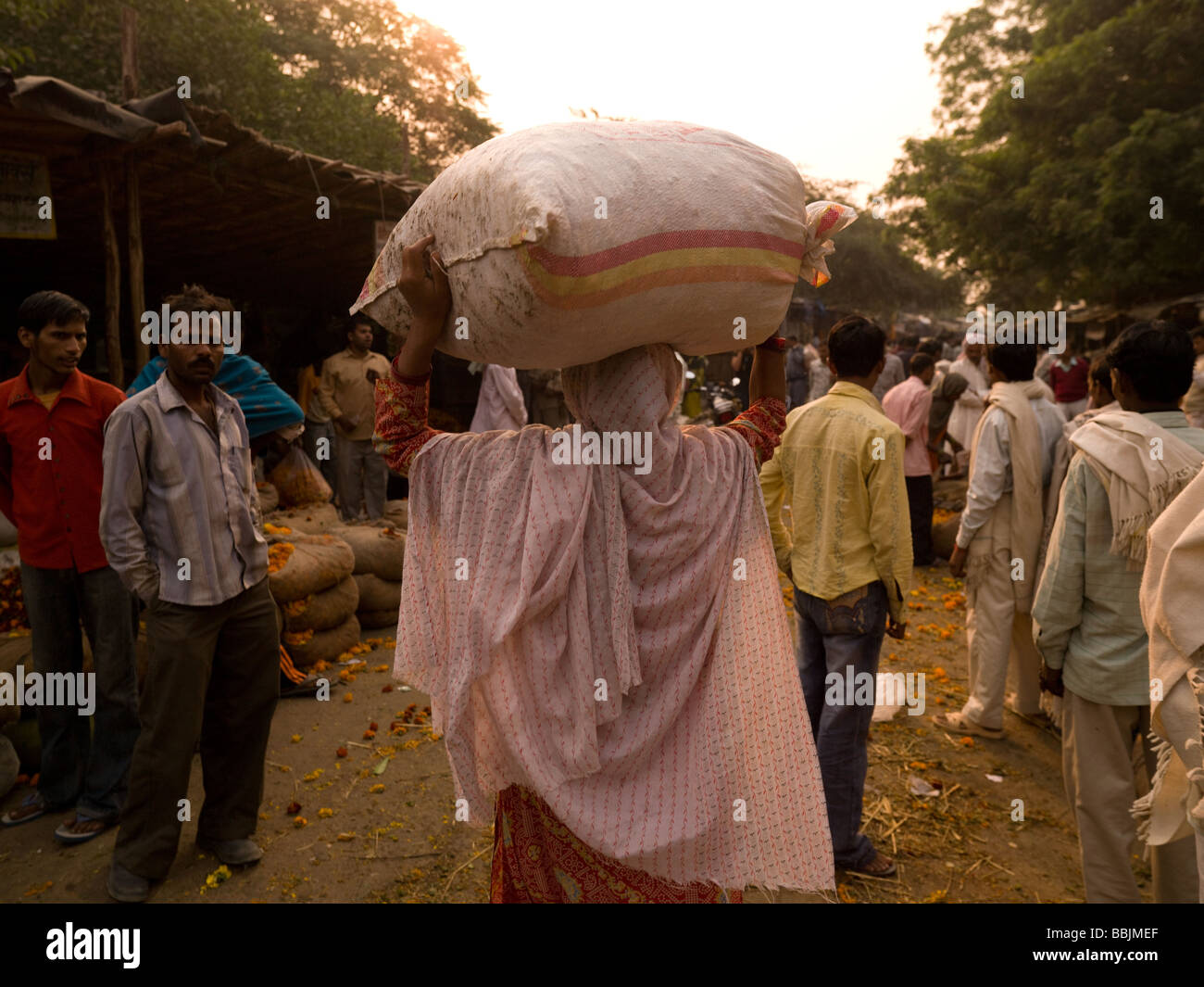 Woman carrying a sack on her head in Agra, India Stock Photo - Alamy