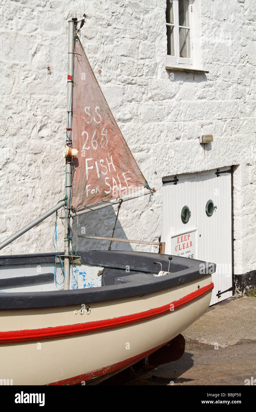 Fish sale boat hi-res stock photography and images - Alamy