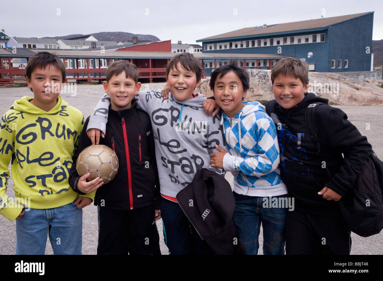 Inuit children playing hi-res stock photography and images - Alamy