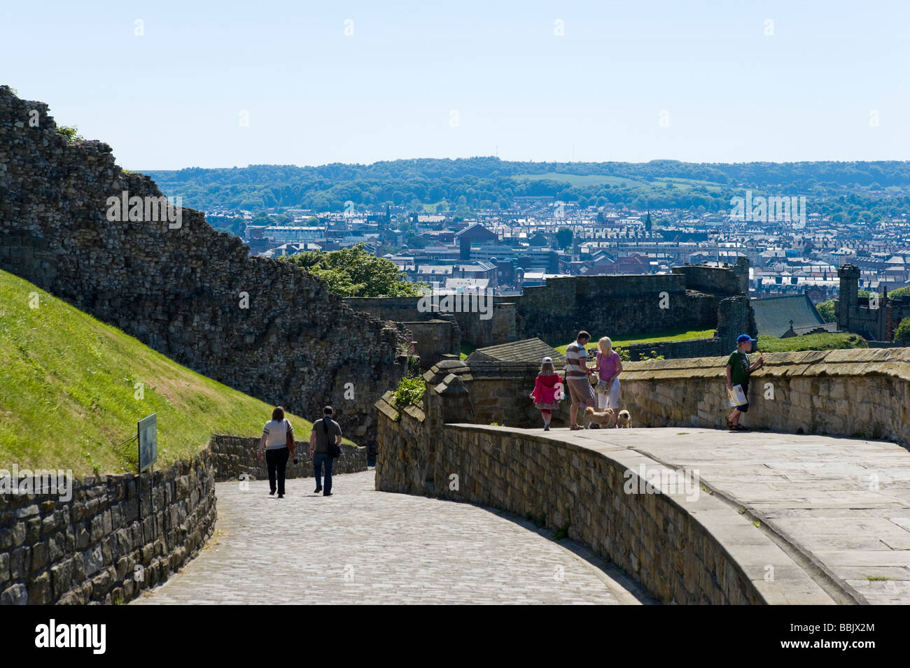 Inside of castle walls hi-res stock photography and images - Alamy