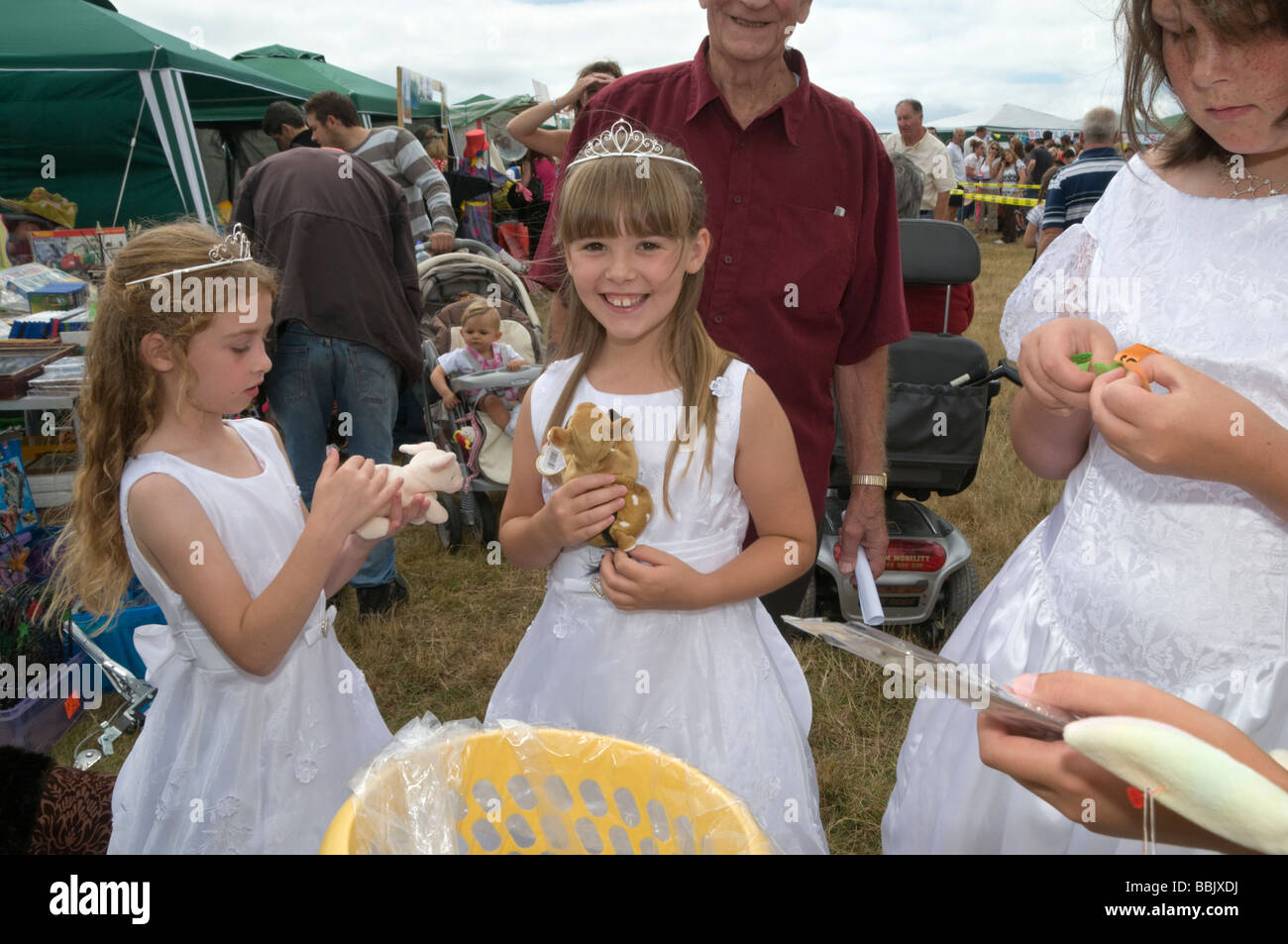 Princesses with prizes from a fair sideshow at Hayling Island Carnival ...