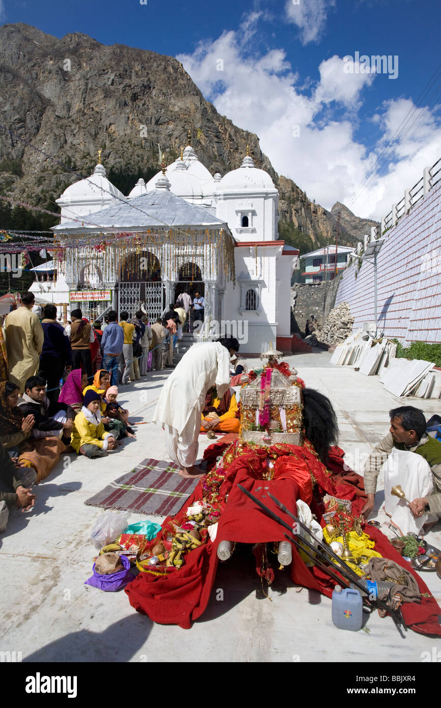 Indian hindu devotees wait hi-res stock photography and images - Alamy