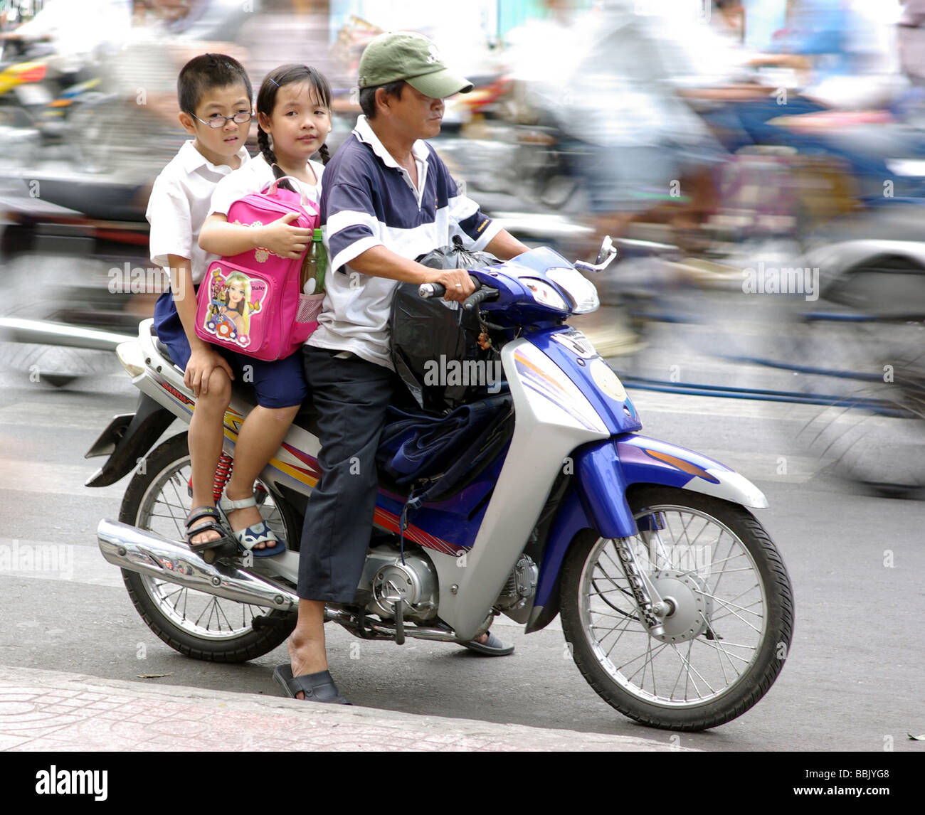 Ao dai school hi-res stock photography and images - Alamy