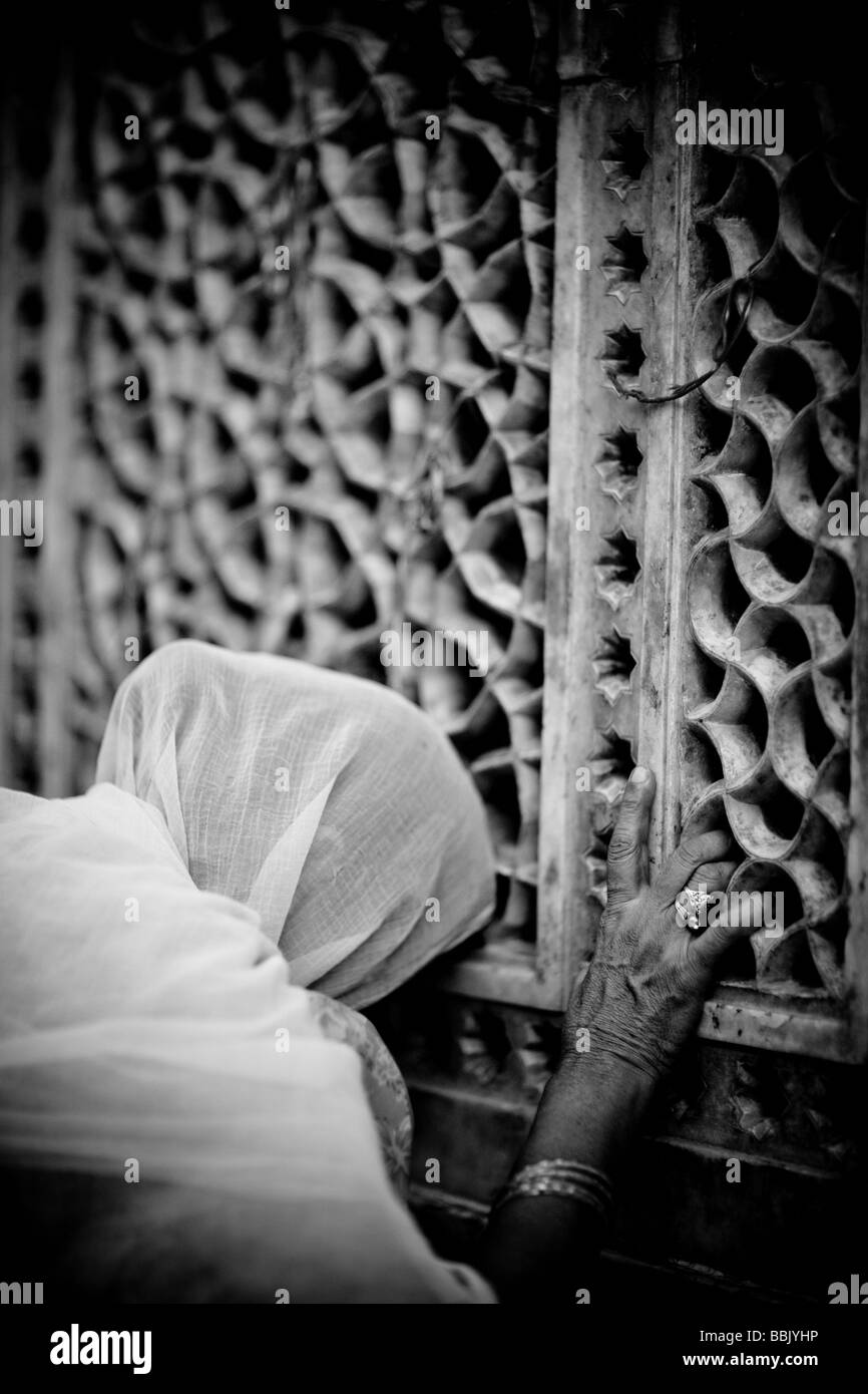Woman knelt down in prayer hi-res stock photography and images - Alamy