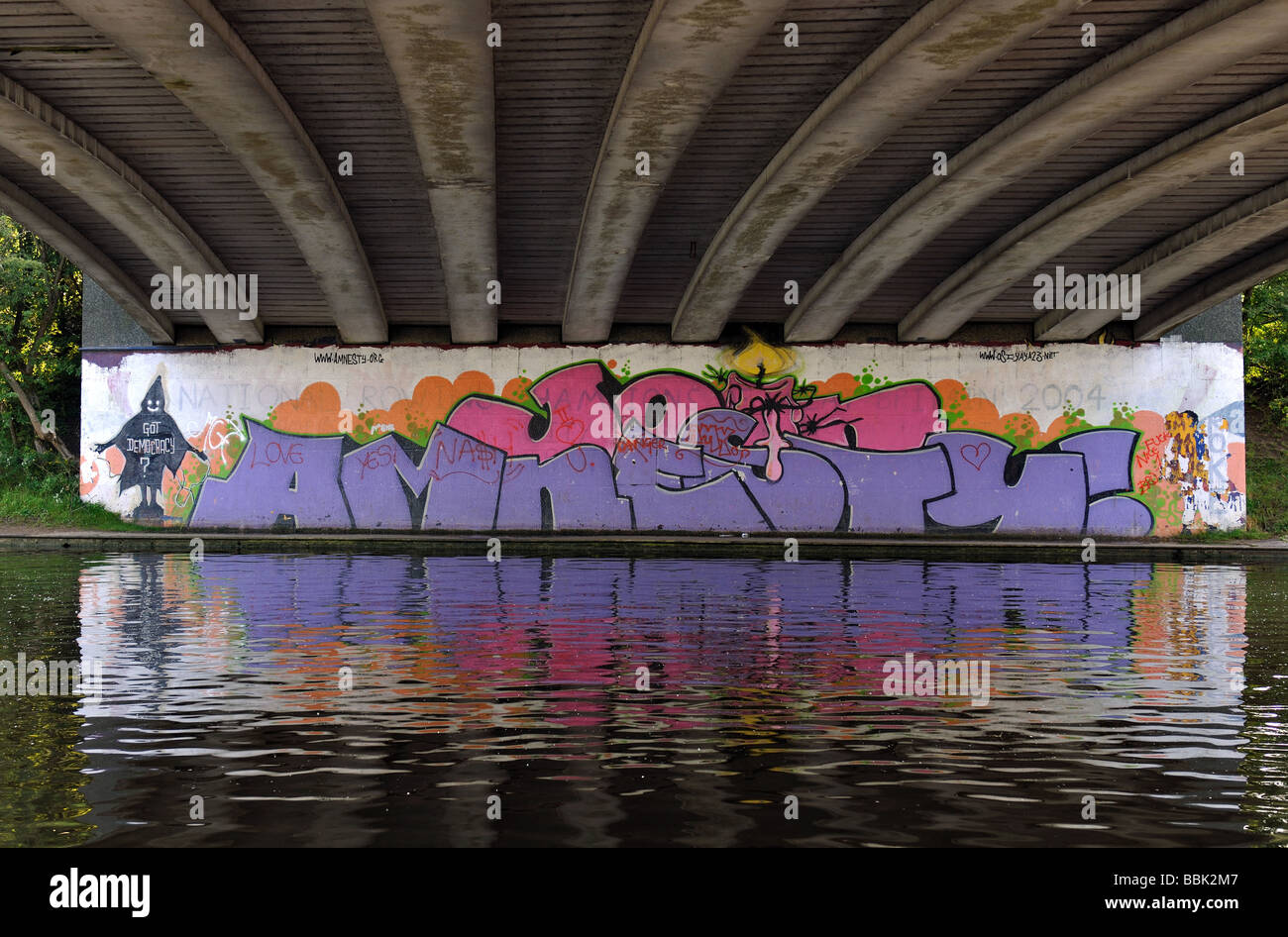 Bridge graffiti hi-res stock photography and images - Alamy