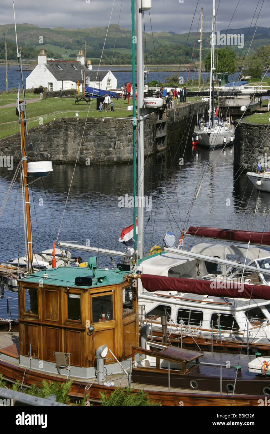 Crinan harbour boats hi-res stock photography and images - Alamy