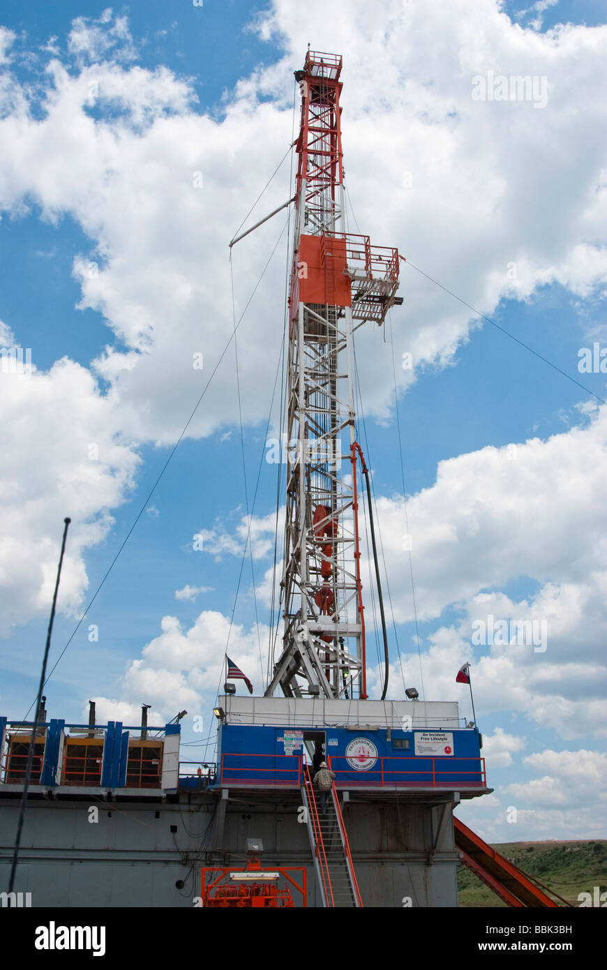 an oil drilling rig in the oil fields of Texas Stock Photo - Alamy